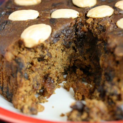 An easy recipe for Dundee Cake, a traditional cake of Scotland
