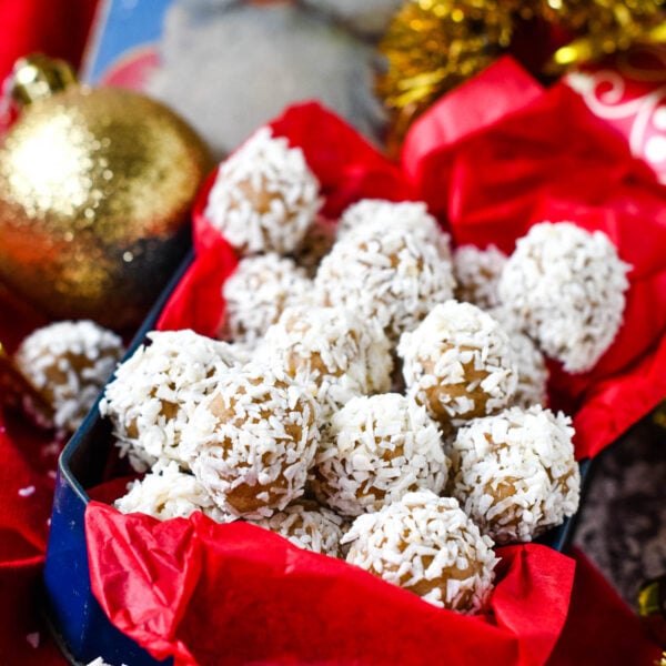 Christmas Pudding Snowball Truffles - Larder Love